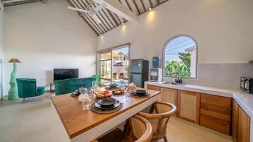 Villa Gallery, 2 quartos, piscina privativa | Cozinha privada | Uma cafeteira/bule, uma chaleira elétrica, uma torradeira