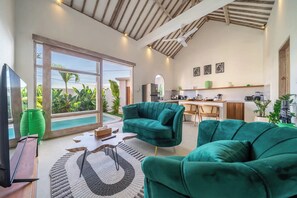 Vila galeria, 2 quartos, piscina particular | Área de estar | Smart TV 50 polegadas com canais digitais