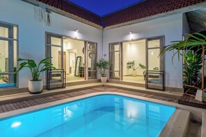 Vila galeria, 2 quartos, piscina particular | Piscina | Piscina externa, guarda-sóis, espreguiçadeiras