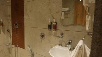 Quarto Deluxe | Casa de banho | Um polibã, um secador de cabelo, toalhas fornecidas, champô