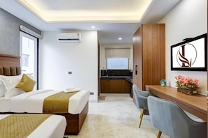 Quarto Twin, varanda | Cofre no quarto, secretária, quartos insonorizados, Wi-fi grátis 