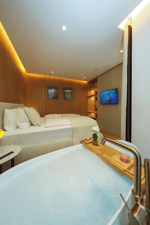 Roupa de alta qualidade, minibar, secretária 