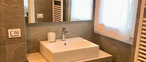 Quarto quádruplo, sacada, vista para a cidade | Banheiro