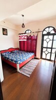 Quarto Duplo Deluxe, várias camas | Roupa hipoalergénica, secretária, quartos insonorizados 