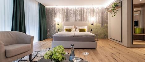 Suite Deluxe | Cofre no quarto, cortinas/cortinados opacos, quartos insonorizados