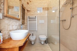 Apartamento família, 3 quartos, 2 banheiros (Trulli Trullò in Locorotondo) | Banheiro | Chuveiro, secador de cabelo, toalhas de banho, sabonete