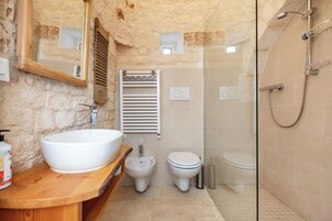 Apartamento Familiar, 3 quartos, 2 casas de banho (Trulli Trullò in Locorotondo) | Casa de banho | Um polibã, um secador de cabelo, toalhas fornecidas, sabão