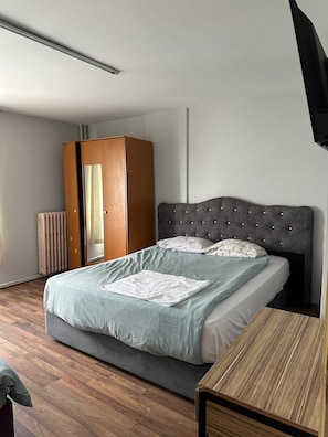 Quarto Twin, varanda, Vista para a cidade | Secretária, Wi-fi grátis