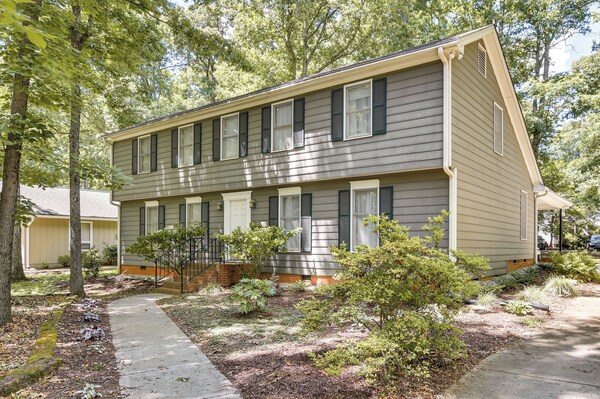 3 Mi To Dtwn Cary! Spacious Home W/ Deck & Grill - 