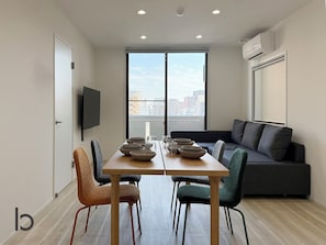 Apartamento Cidade | Sala de estar | Smart TV de 65 polegadas com canais por cabo 