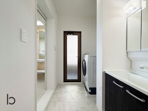 Apartamento Familiar, Vista para a cidade | Casa de banho | Um polibã e uma banheira separados, um secador de cabelo, chinelos 