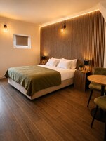 Quarto casal conforto, vista para o jardim | Cofres nos quartos, cortinas blackout, Wi-Fi de cortesia, roupa de cama