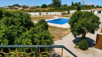 Uma área residencial com piscina, árvores e um moinho de vento.