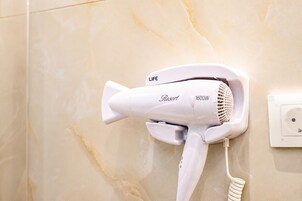 Um polibã, um secador de cabelo, toalhas fornecidas, sabão