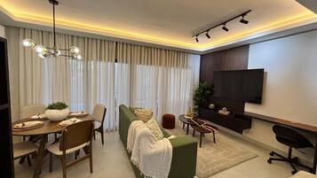 Apartamento superluxo, sacada, vista para a piscina | Área de estar