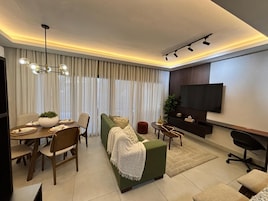 Apartamento superluxo, sacada, vista para a piscina | Área de estar