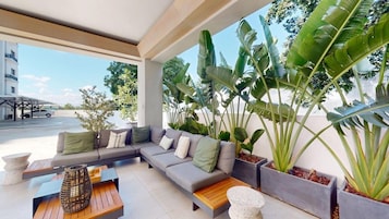 Apartamento superluxo, sacada, vista para a piscina | Terraço/pátio