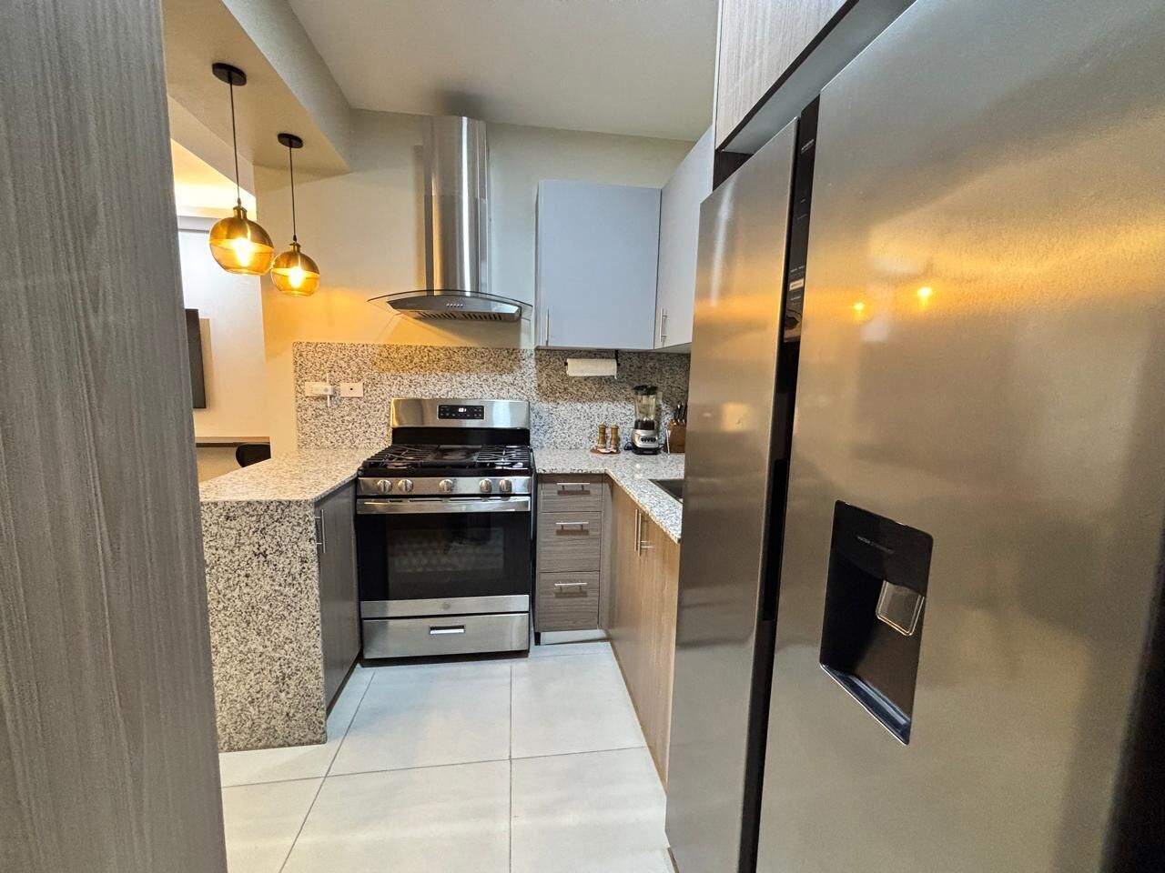 Apartamento superluxo, sacada, vista para a piscina | Cozinha privada | Geladeira, micro-ondas, fogão, cooktop