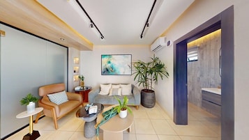 Apartamento superluxo, sacada, vista para a piscina | Área de estar