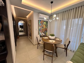 Apartamento superluxo, sacada, vista para a piscina | Opções para refeição