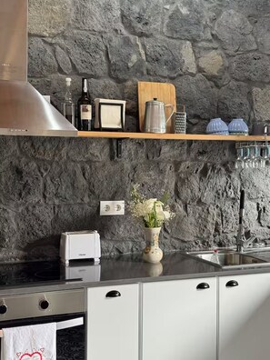 Casa de Campo, vista para a colina | Cozinha privada | Um frigorífico/congelador grande, um micro-ondas, um forno 