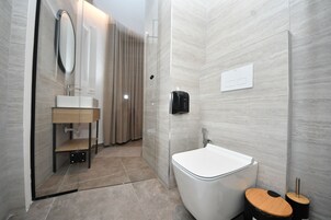Quarto Twin Deluxe, Vista para a cidade | Casa de banho | Um polibã, um secador de cabelo, chinelos, toalhas fornecidas