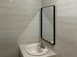 Quarto solteiro clássico | Banheiro | Chuveiro, toalhas de banho, sabonete, shampoo