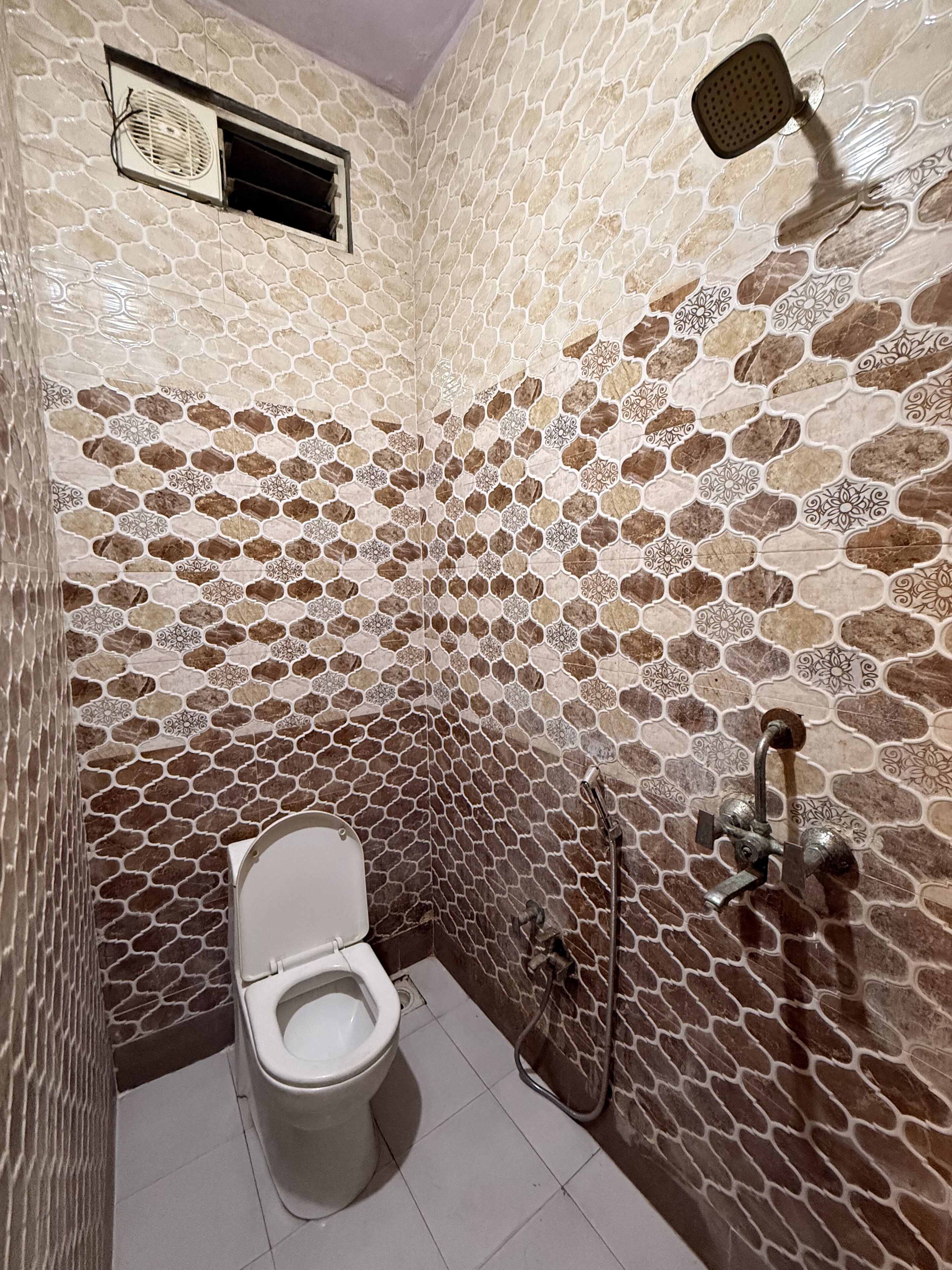Quarto Duplo Deluxe, Vista para a cidade | Casa de banho | Chinelos 