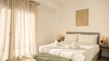 Quarto triplo superior, sacada, vista para a cidade | Quartos à prova de som, Wi-Fi de cortesia, roupa de cama