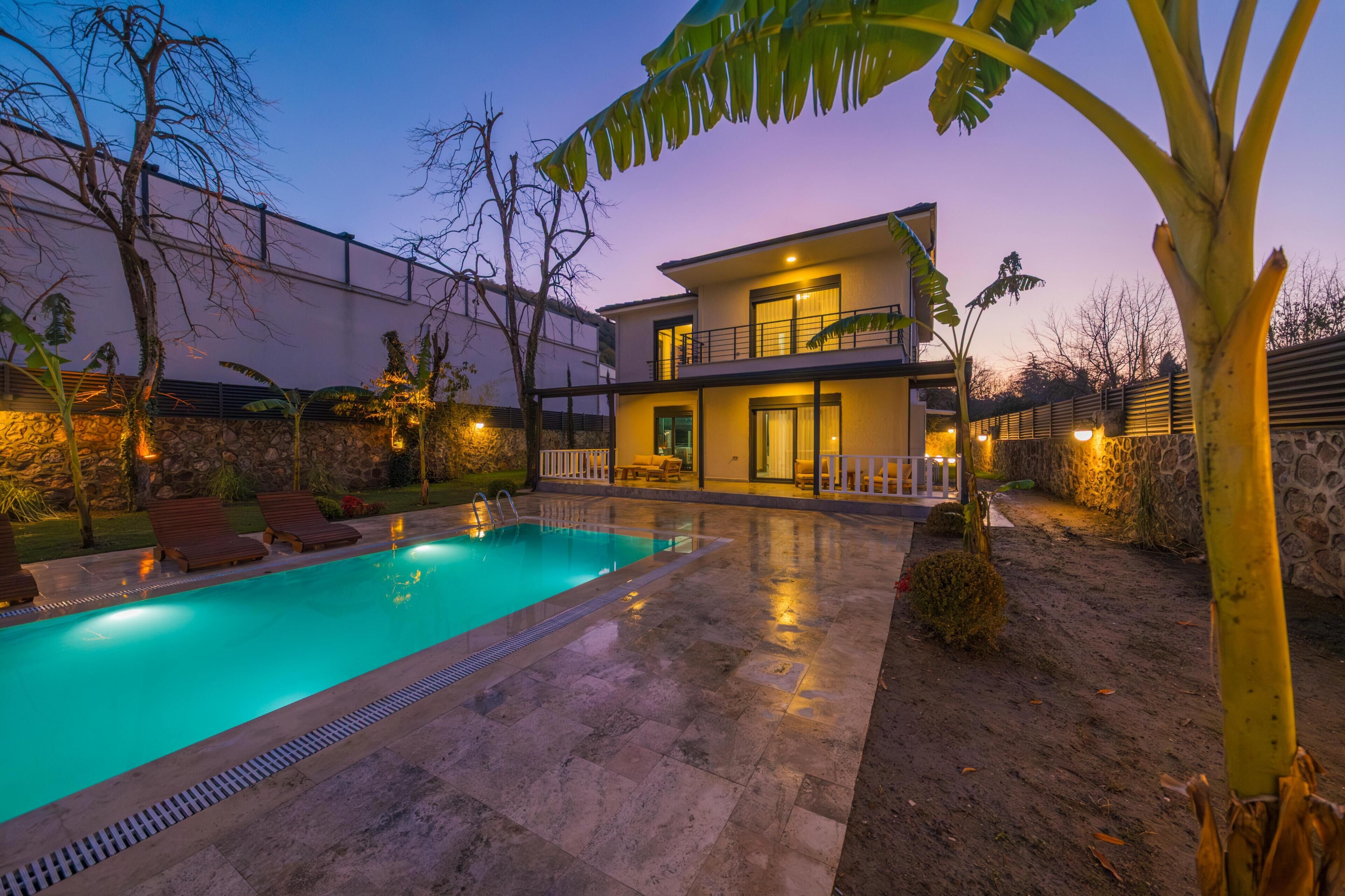 Villa Deluxe, vista para a piscina | Piscina | Piscina exterior, espreguiçadeiras 