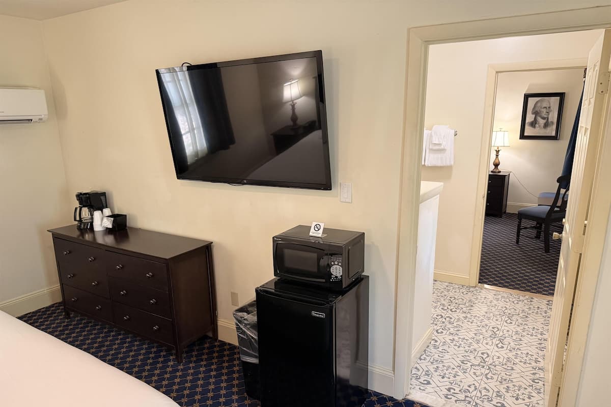 Suite, várias camas, não fumadores, frigorífico e micro-ondas | Ferro/tábua de engomar, Wi-fi grátis, roupa de cama fornecida 