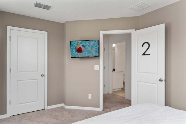 Resort Retreat Home W Bbq Grill & Game Room - Davenport, FL