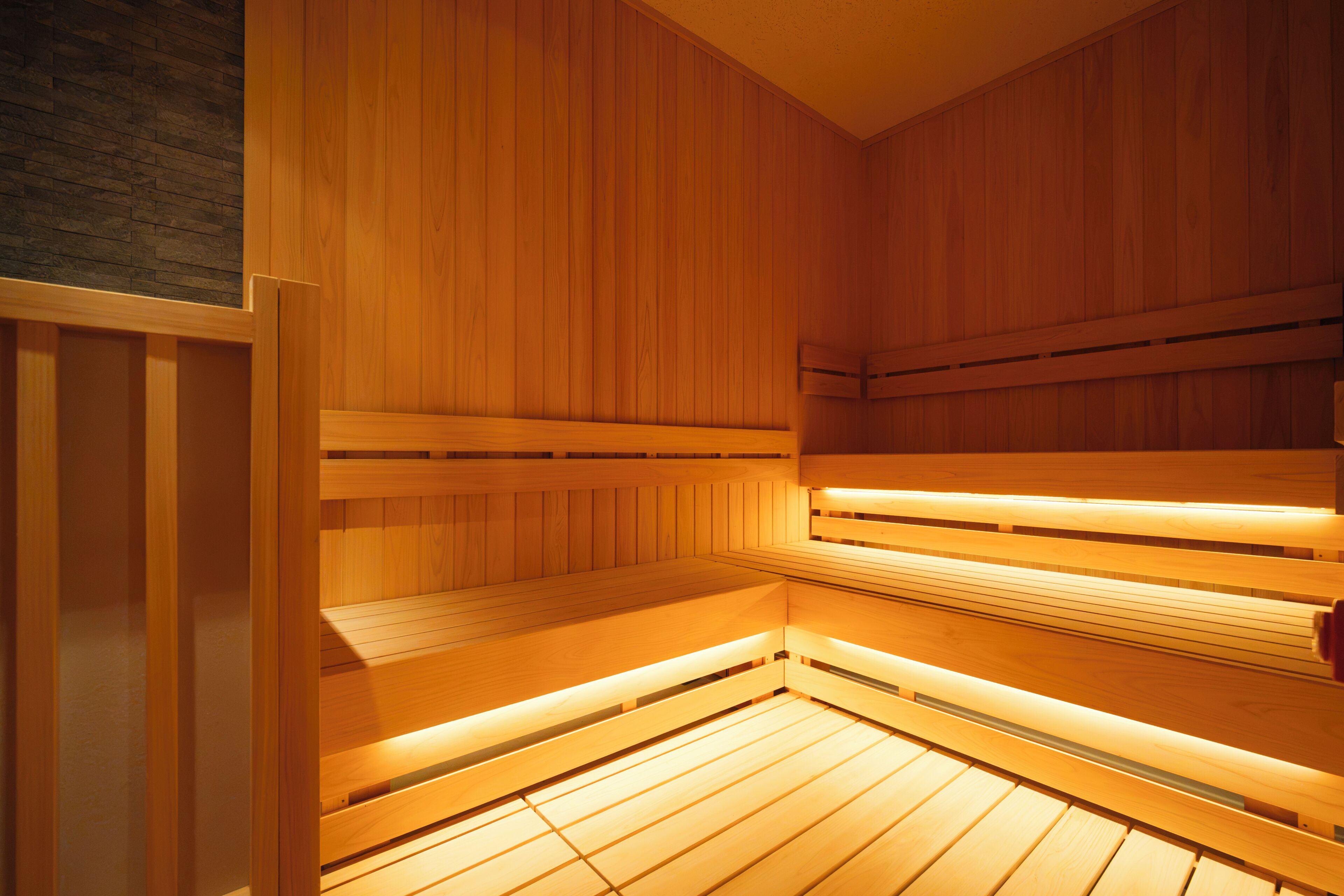 Uma sauna com bancos de madeira e teto inclinado.
