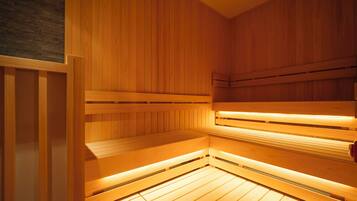Uma sauna com bancos de madeira e teto inclinado.