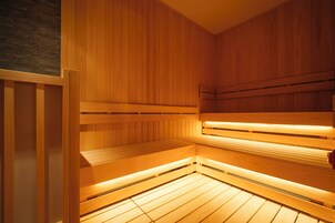 Uma sauna com bancos de madeira e teto inclinado.