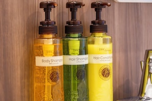 Três frascos de produtos para cabelo e corpo DHc.