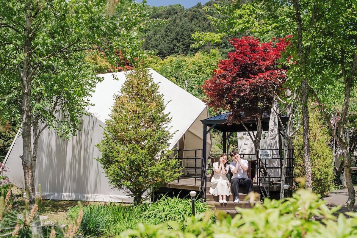 Alojamento em tendas com um gazebo e uma cascata.