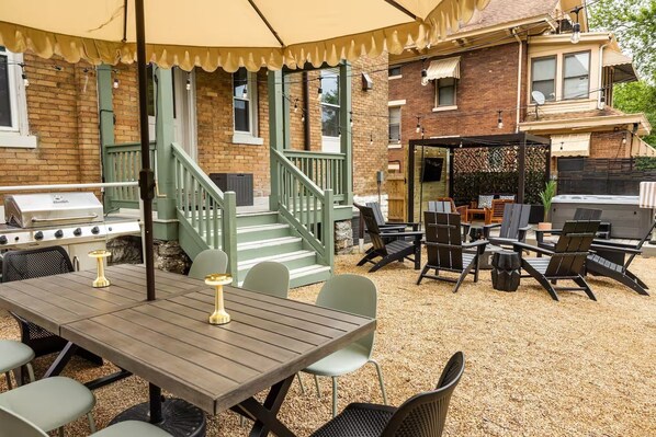 Luxe-Hot Tub-Game Room-Fire Pit-Big Yard-5 min to Downtown and OTR ...