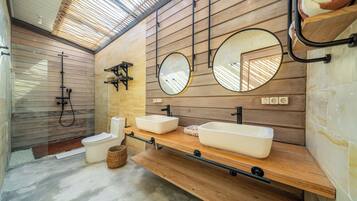 Vila superluxo, vista para a piscina | Banheiro | Roupões de banho, chinelos, bidê