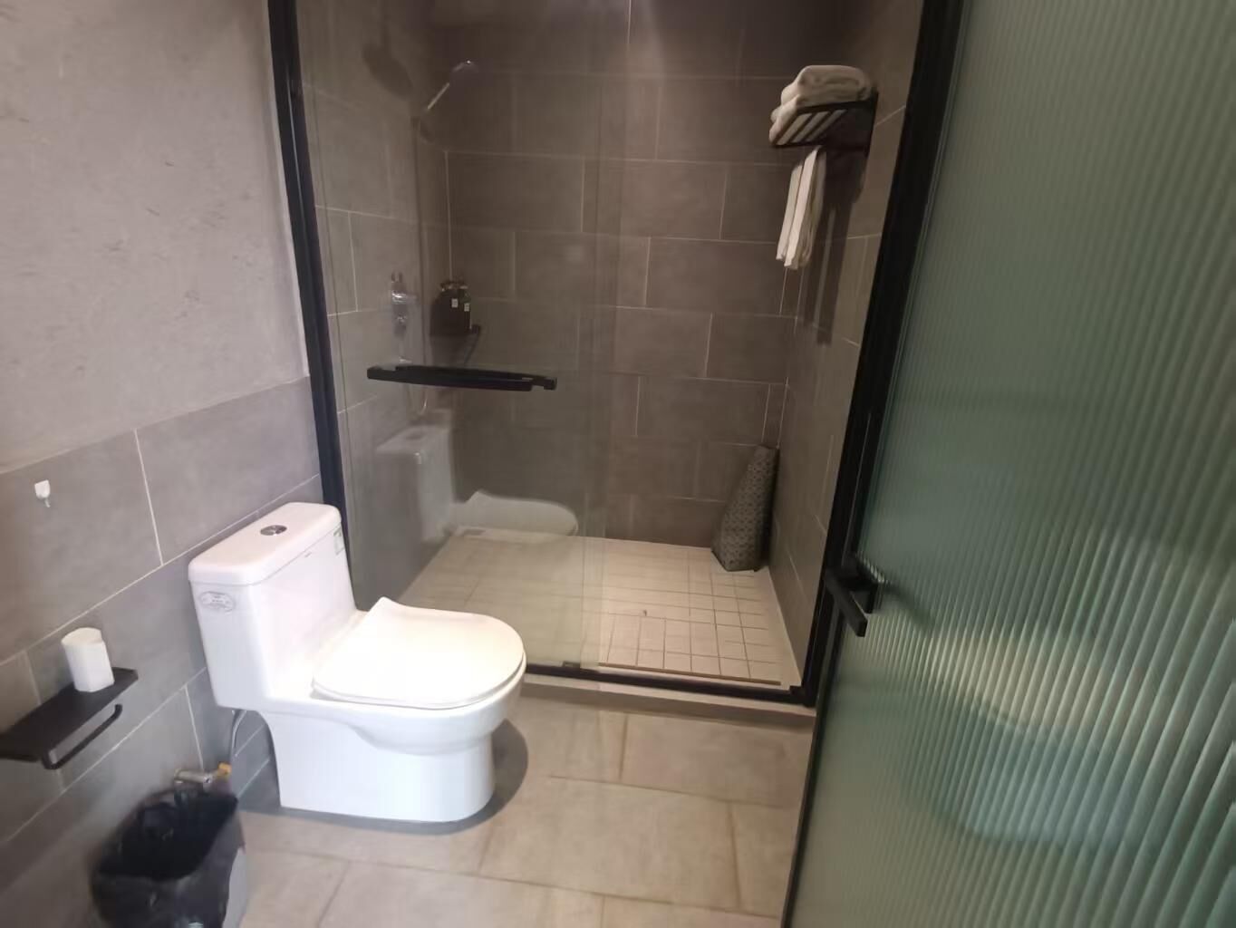 Quarto Duplo Comfort, vista para o lago | Casa de banho | Chinelos, toalhas fornecidas, sabão, champô 