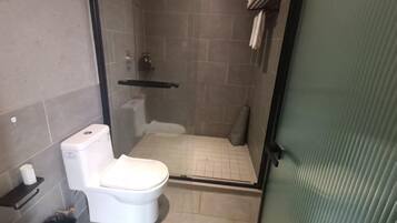 Quarto Duplo Comfort, vista para o lago | Casa de banho | Chinelos, toalhas fornecidas, sabão, champô