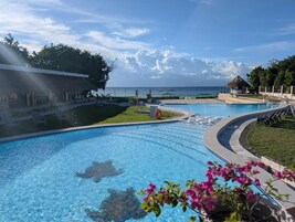 Piscina externa, funciona das 8h às 22h, guarda-sóis, espreguiçadeiras