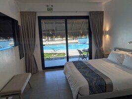 Quarto casal luxo, 1 cama King, varanda, vista para o jardim | Cofres nos quartos, espaço de trabalho para notebook