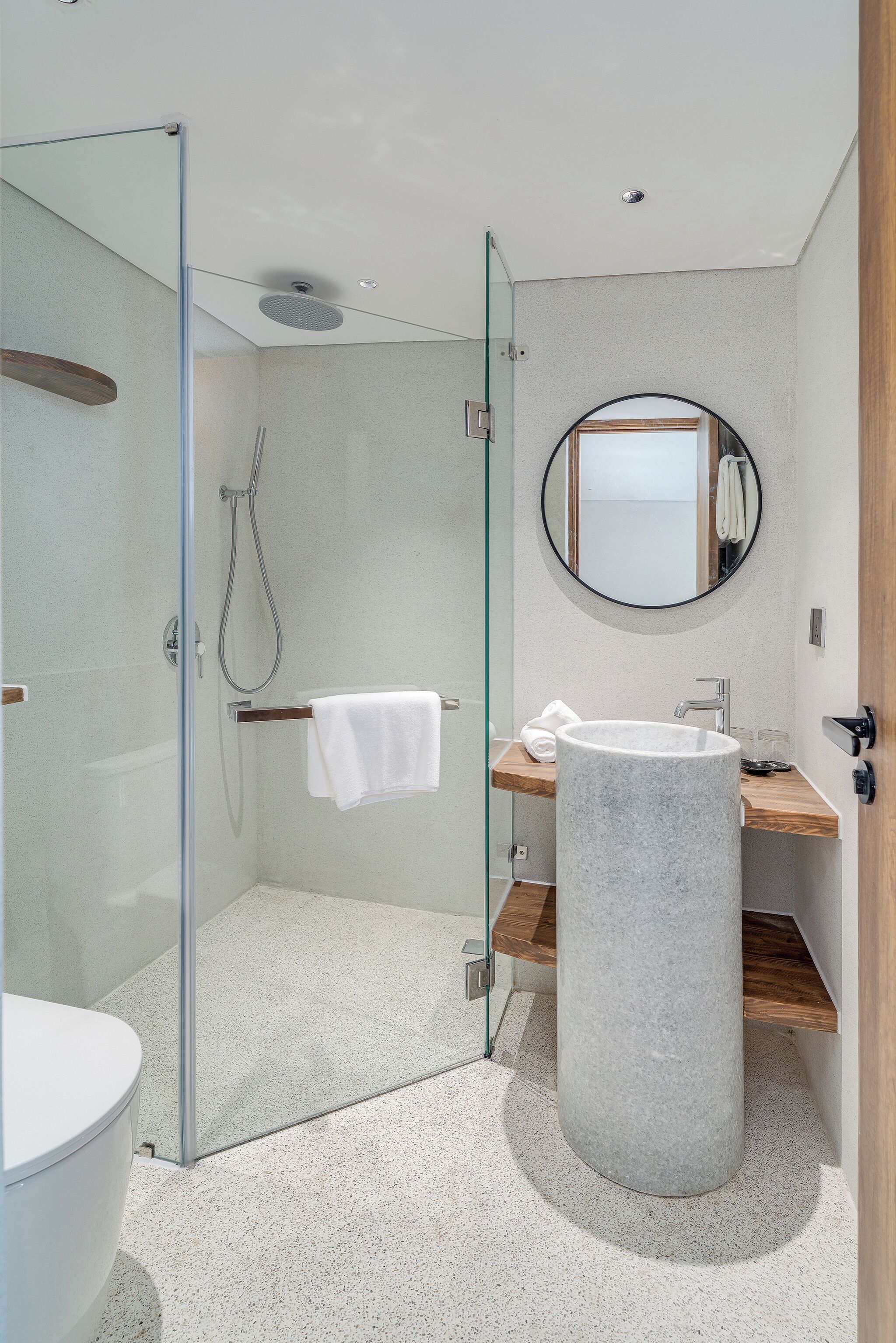 Quarto casal luxo, sacada, vista para a cidade | Banheiro | Banheira e chuveiro separados, produtos de toalete grátis
