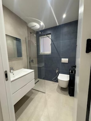 Quarto Duplo, terraço | Casa de banho | Artigos de higiene pessoal grátis, um secador de cabelo