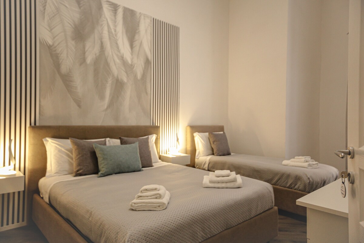 Quarto triplo conforto, sacada | Frigobar, escrivaninha, Wi-Fi de cortesia