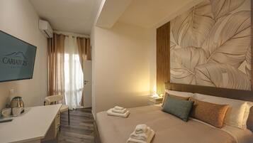 Quarto Duplo Deluxe, varanda | Minibar, secretária, Wi-fi grátis