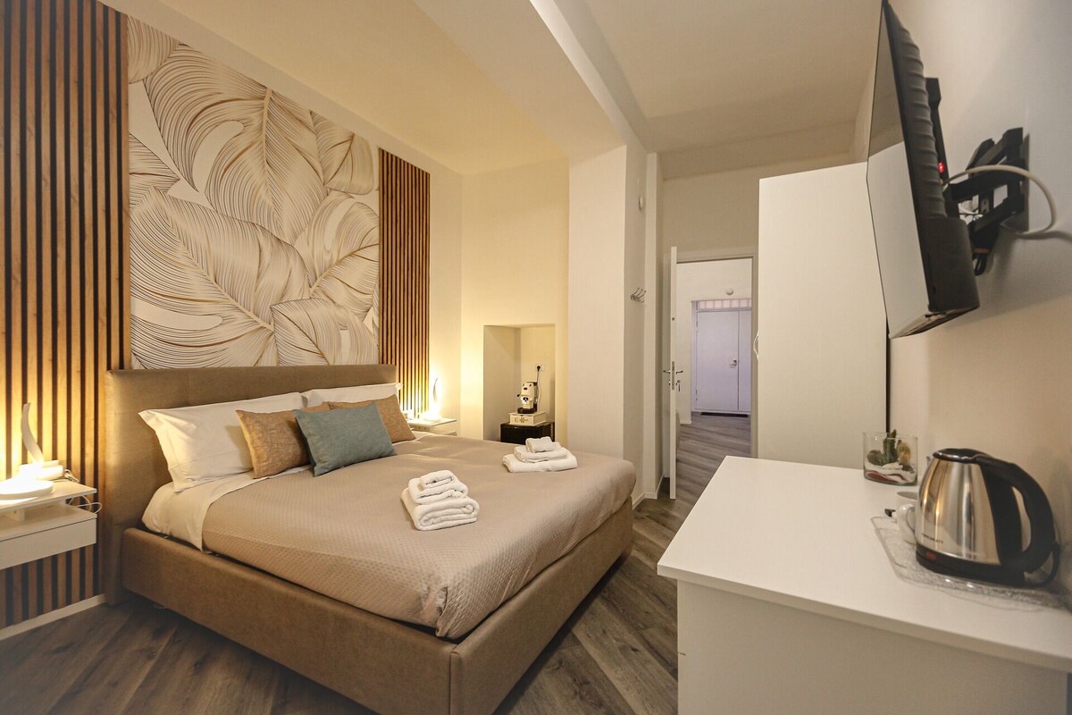 Quarto casal luxo, sacada | Frigobar, escrivaninha, Wi-Fi de cortesia