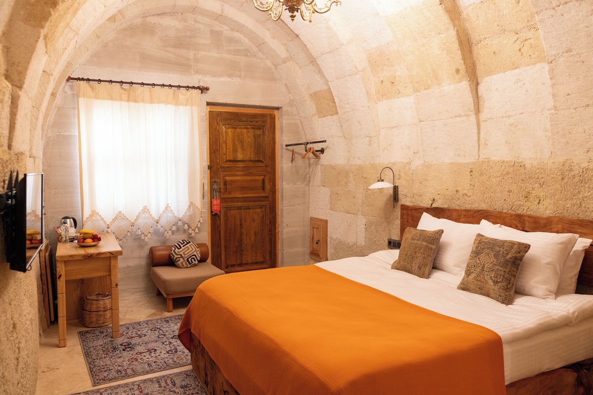 Quarto casal conforto, vista para o pátio | Quartos à prova de som, Wi-Fi de cortesia