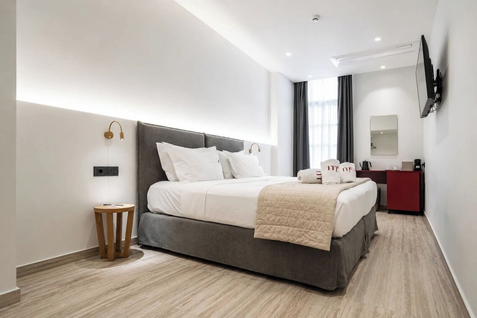 Quarto casal ou duplo luxo, sacada, vista para a cidade | Cofres nos quartos, escrivaninha, espaço de trabalho para notebook